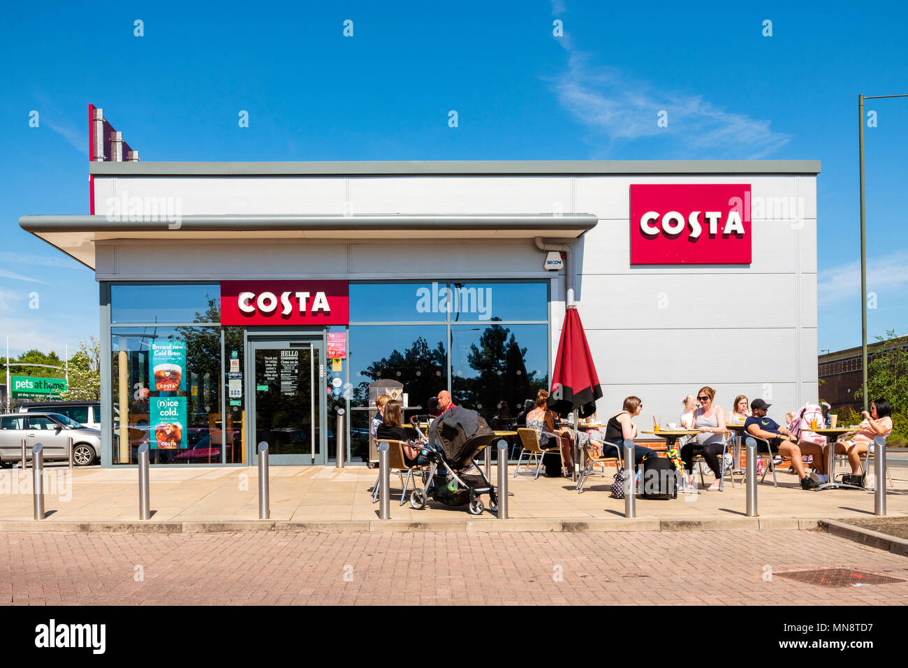 Costa coffee, UK. People sitting outside a Costa Coffee cafe in summer ...