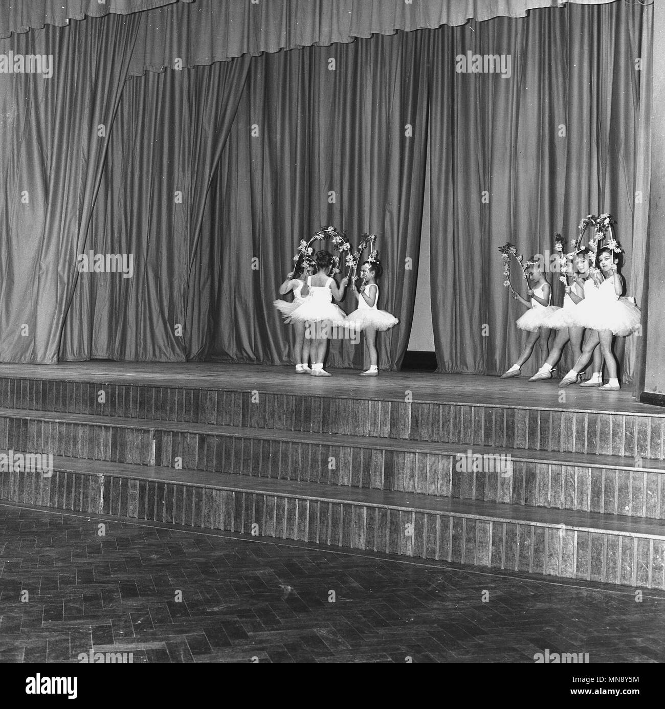 School children dancing on stage hi-res stock photography and images ...