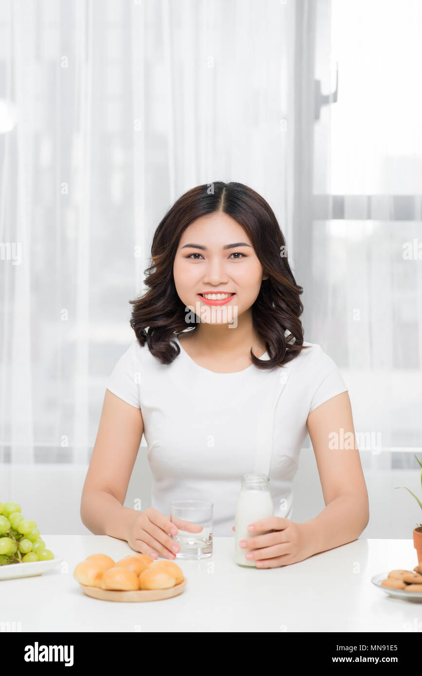 Women prepare some bread for breakfast Stock Photo - Alamy