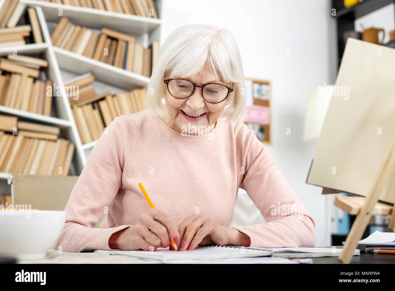 Senior student library hi-res stock photography and images - Alamy