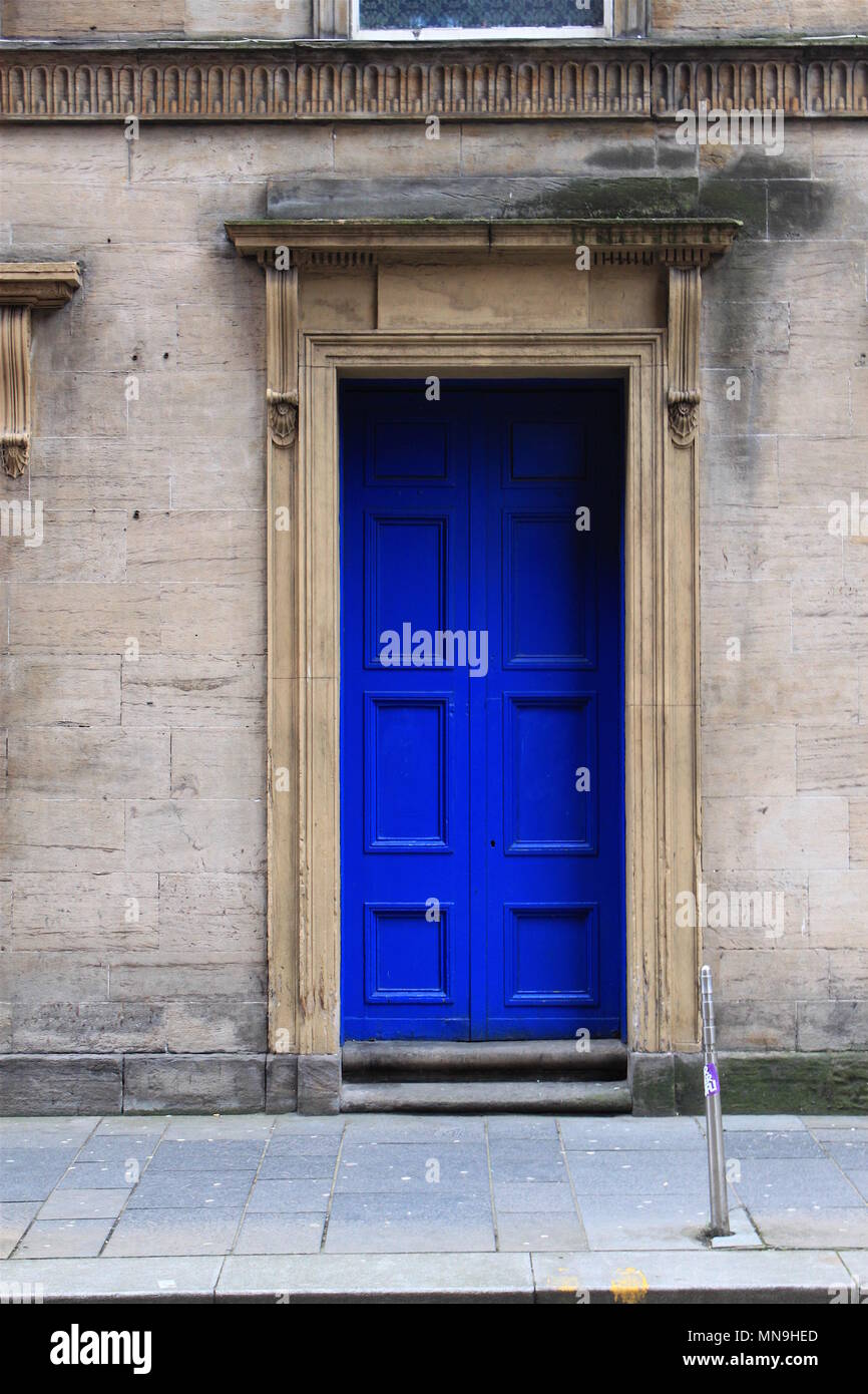 Royal blue door hi-res stock photography and images - Alamy