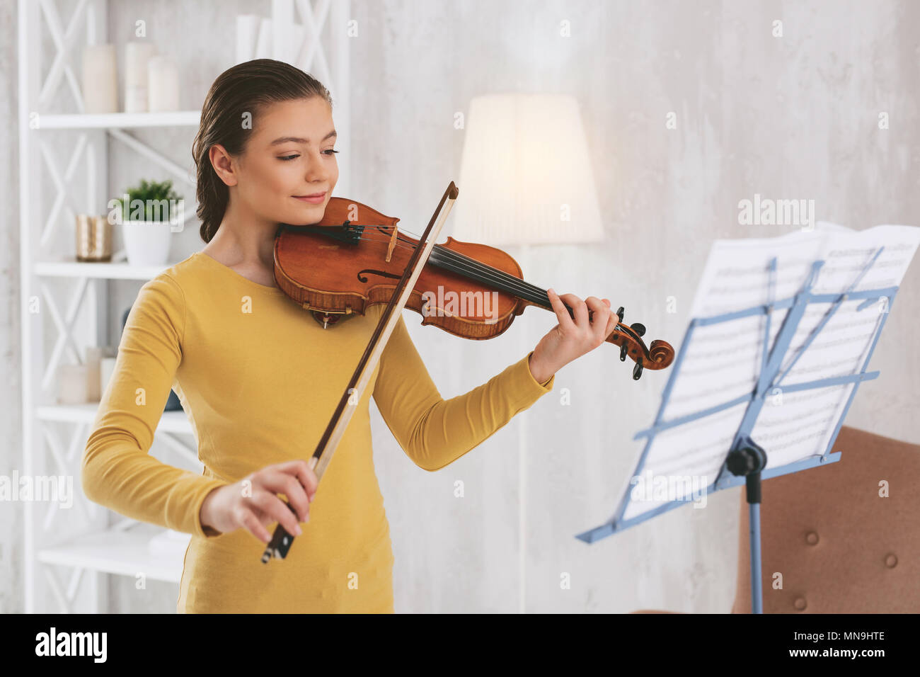Charming young woman playing the violin Stock Photo - Alamy