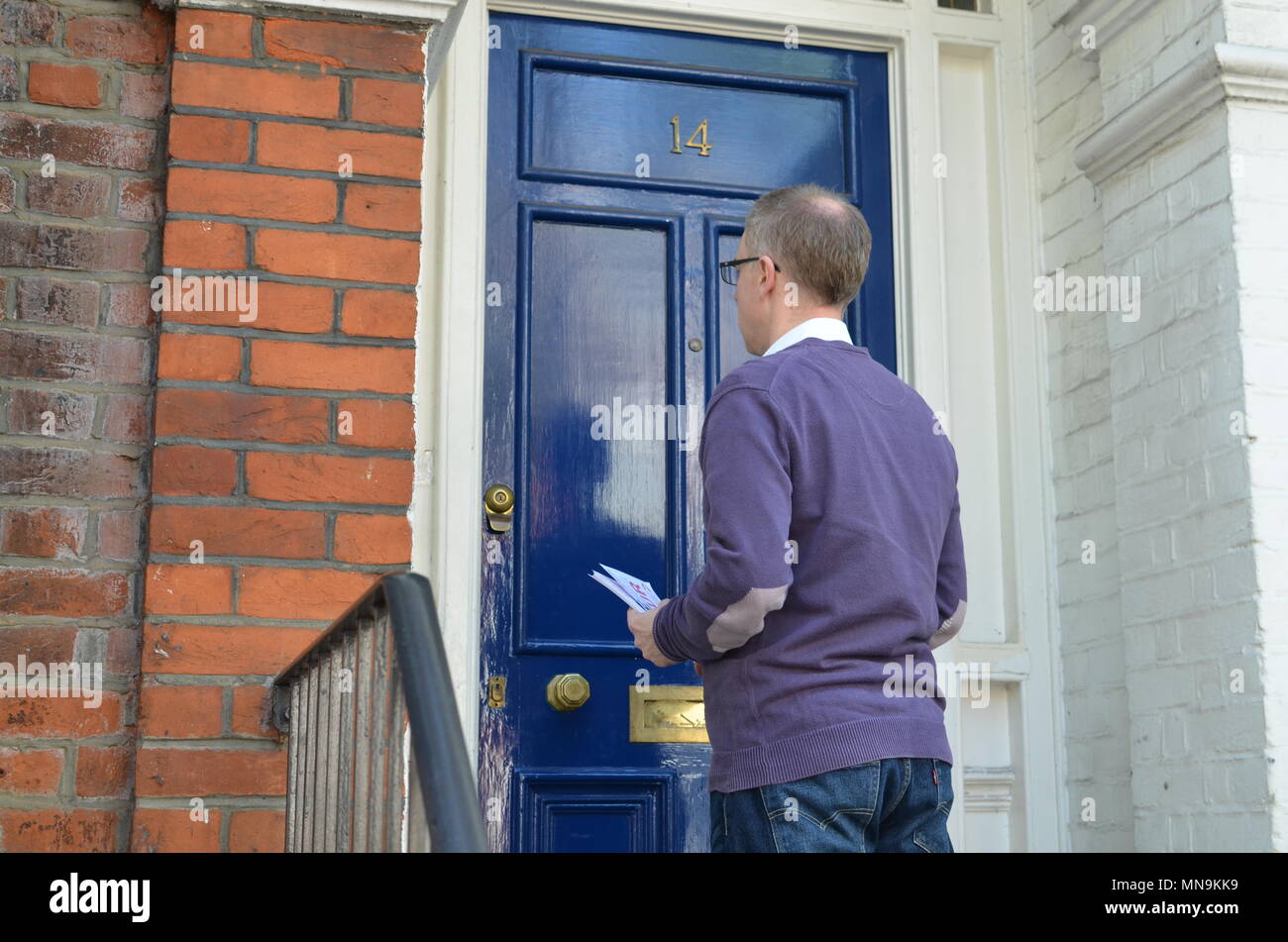 Person knocking on door hi-res stock photography and images - Alamy