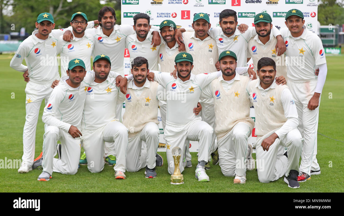 The Pakistan team with International Test Match trophy after beating ...