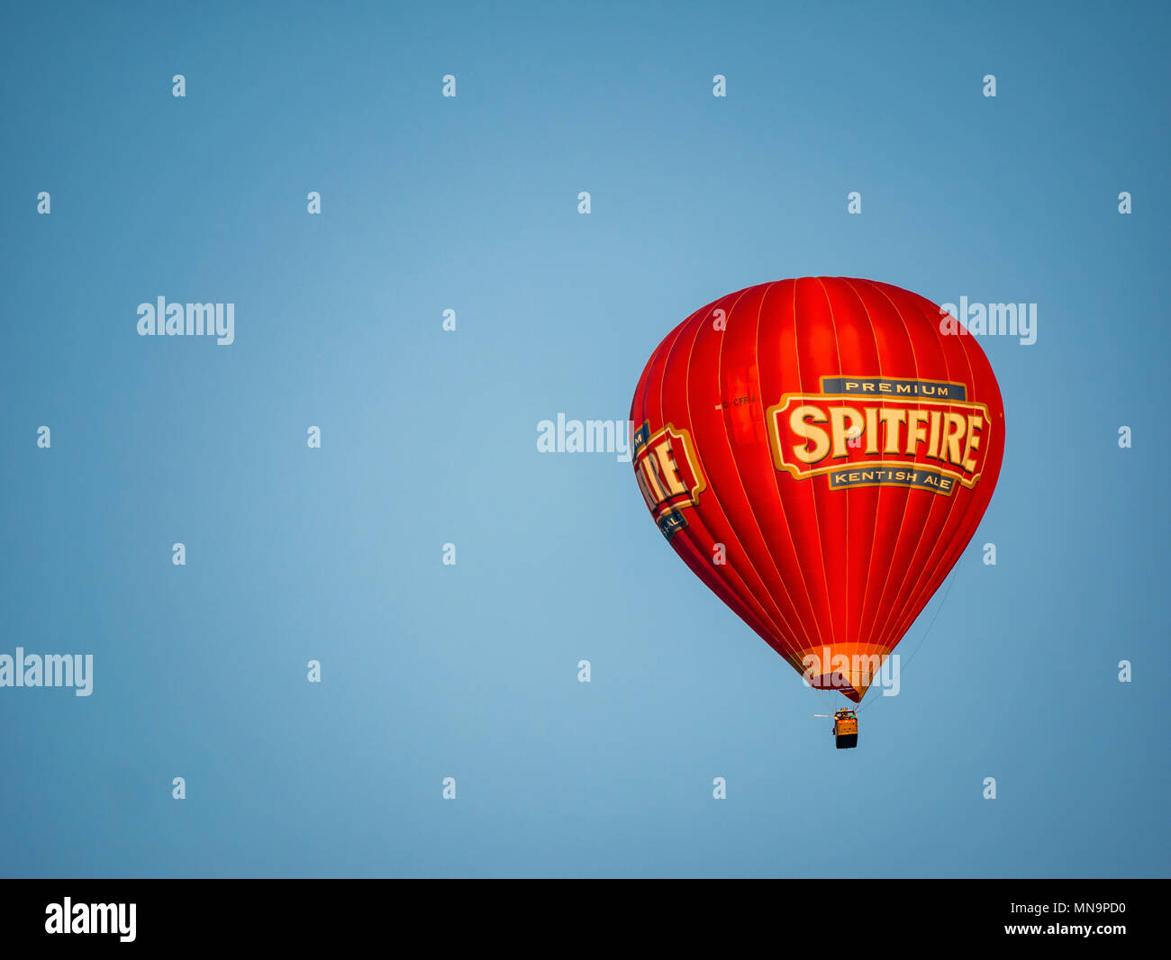 'Spitfire Kentish Ale' Hot air balloon in flight Stock Photo - Alamy