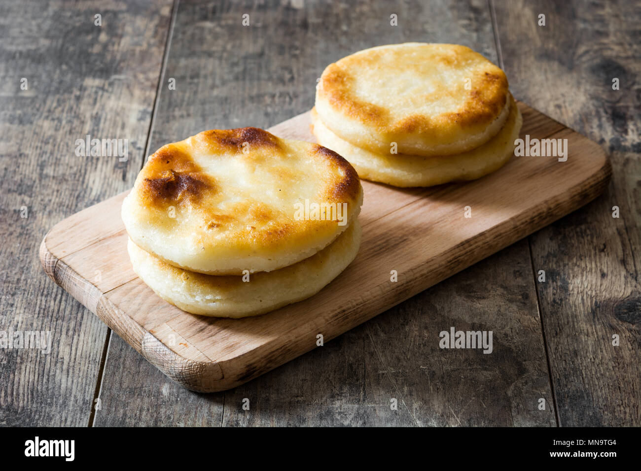 Arepas on wooden table. Venezuelan typical food Stock Photo - Alamy