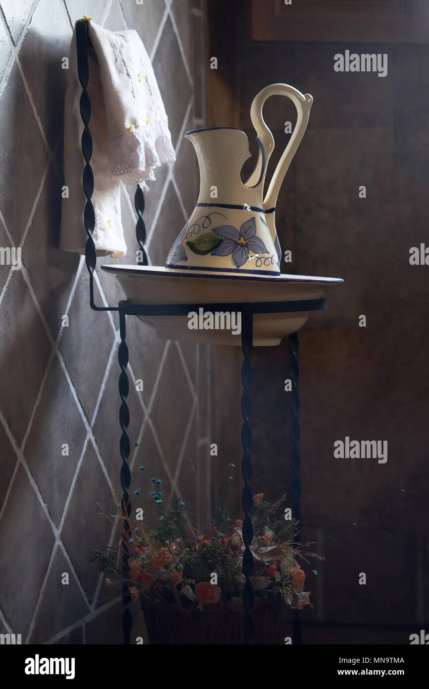 Pitcher and bowl for washing Stock Photo - Alamy