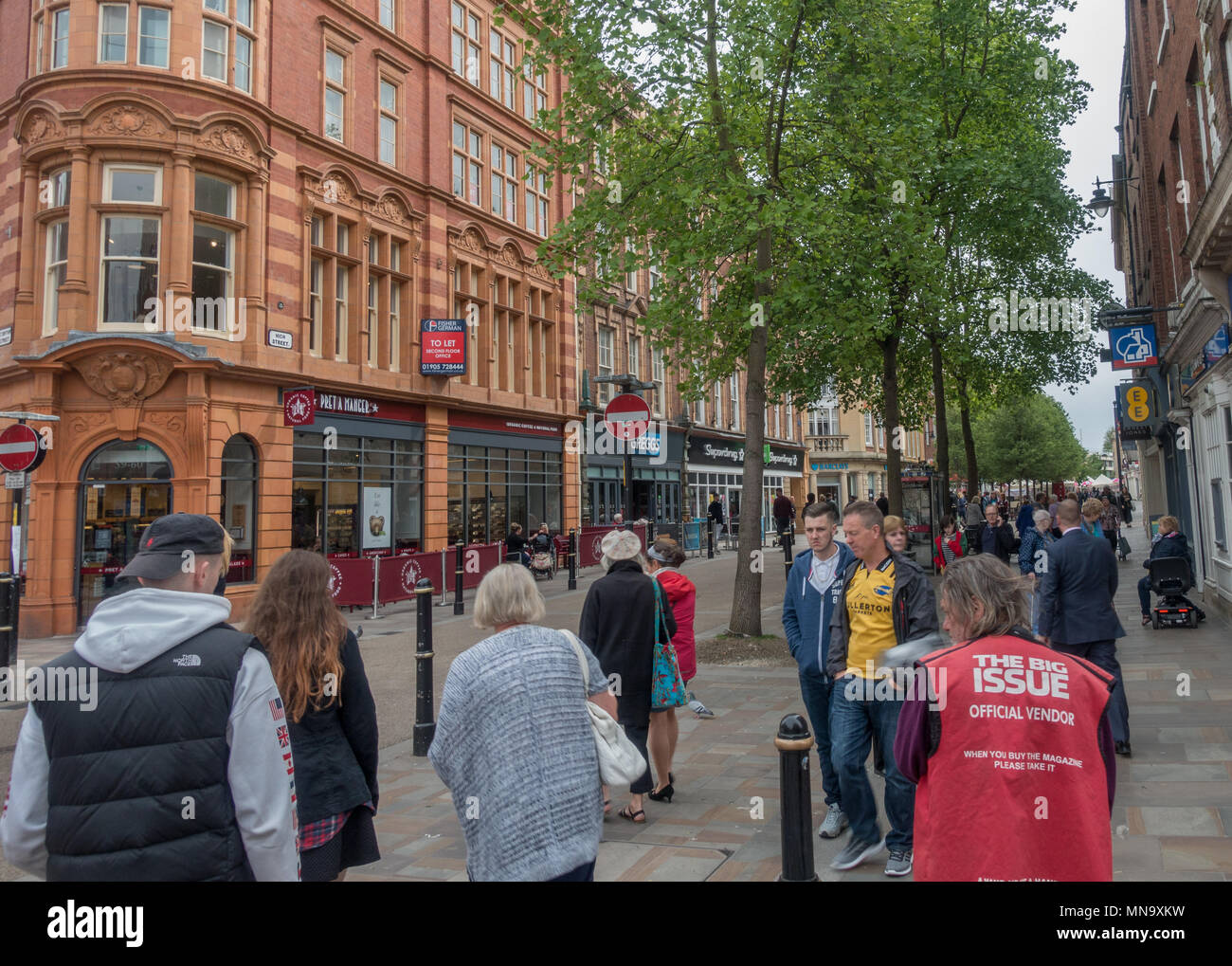 People shopping on Worcester high street Stock Photo - Alamy