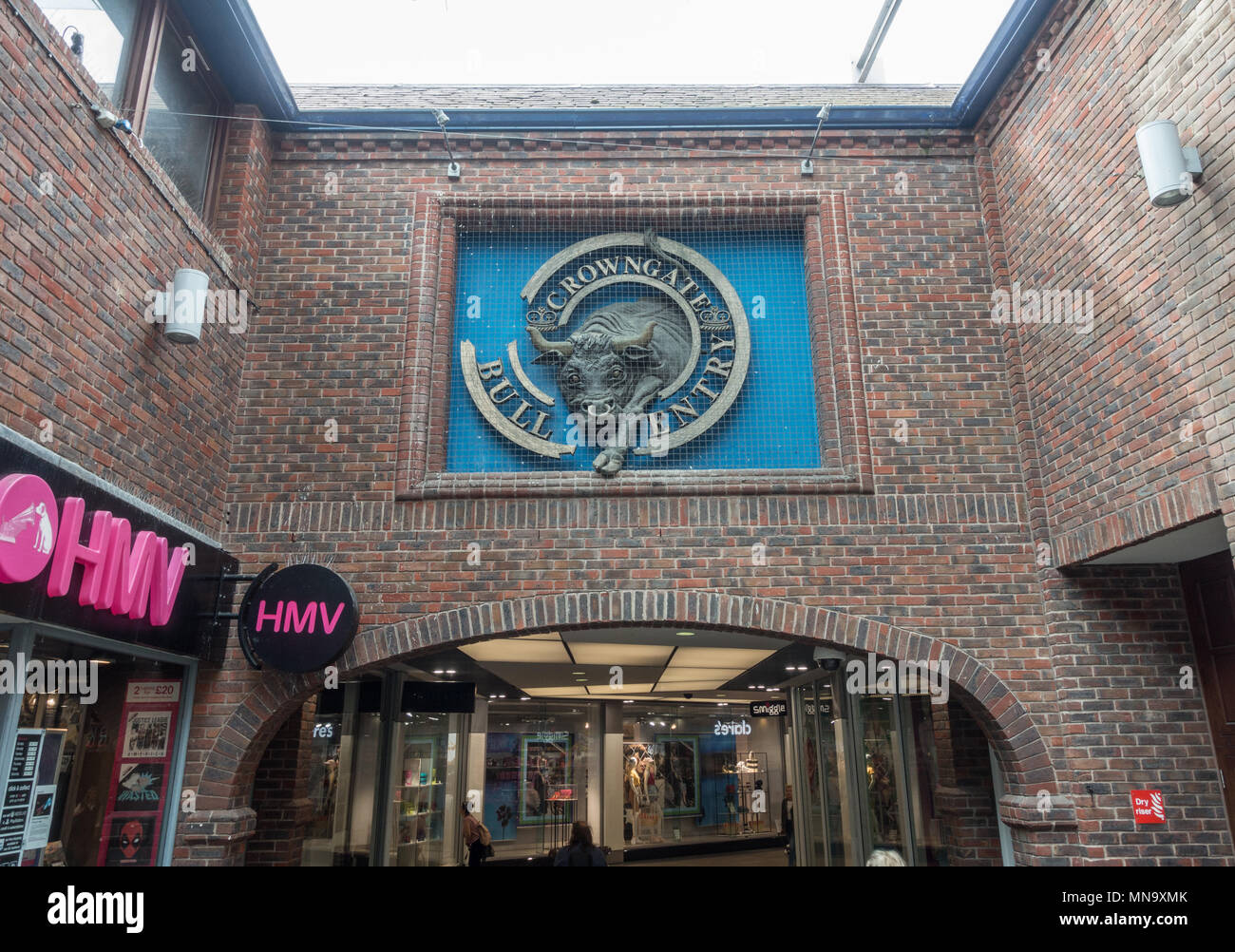 Worcester shops shopping high street hi-res stock photography and ...