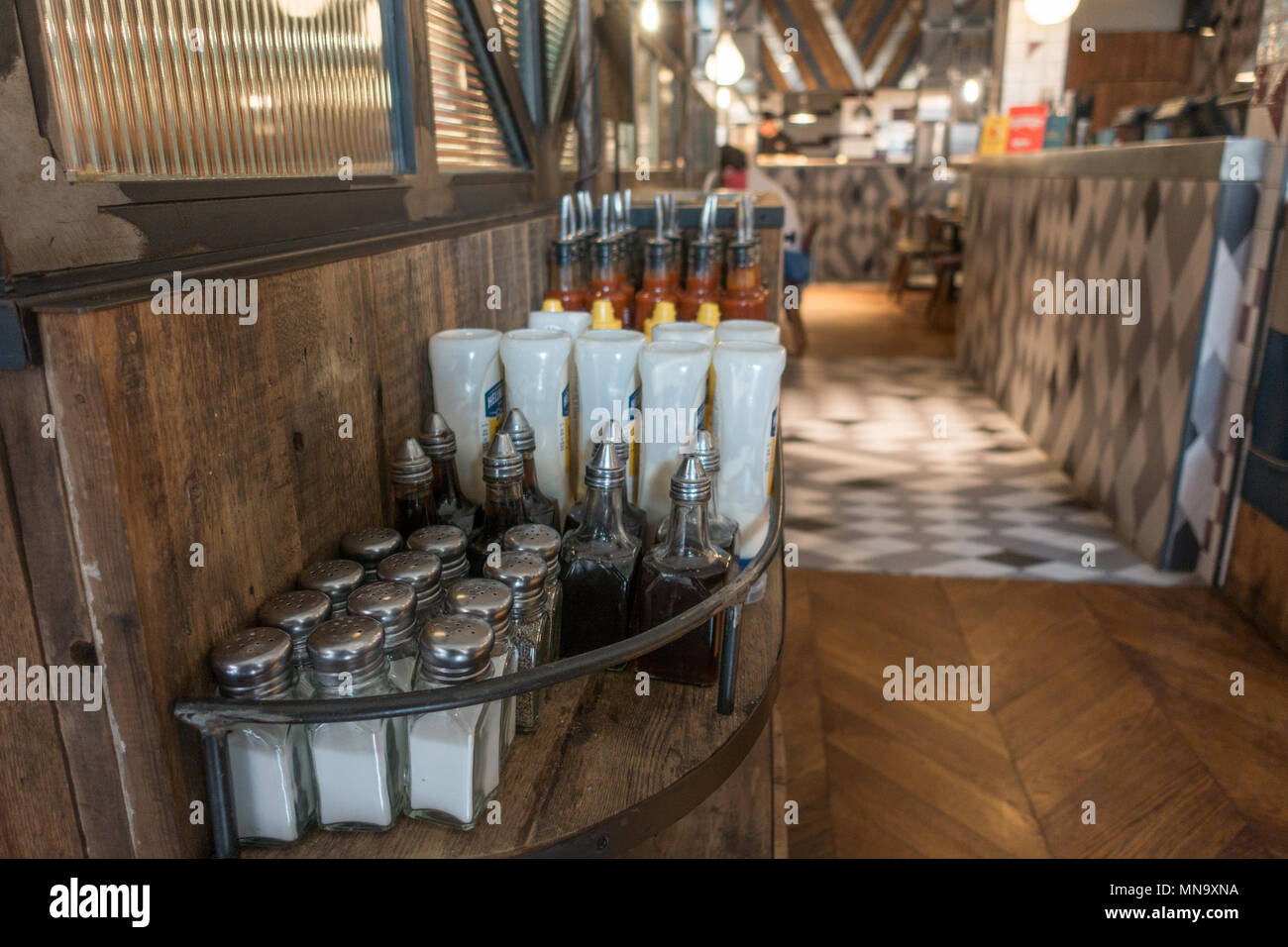 restaurant condiments salt pepper vinegar Stock Photo - Alamy