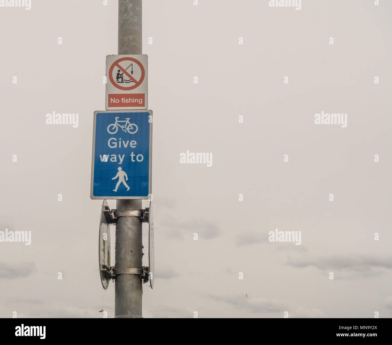cyclist and walkers share the pathway sign Stock Photo - Alamy
