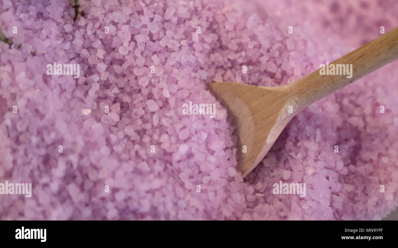 wooden spoon and large grains of Himalayan salt Stock Photo - Alamy