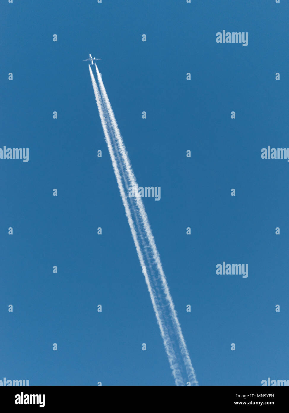 Contrails in the sky hi-res stock photography and images - Alamy