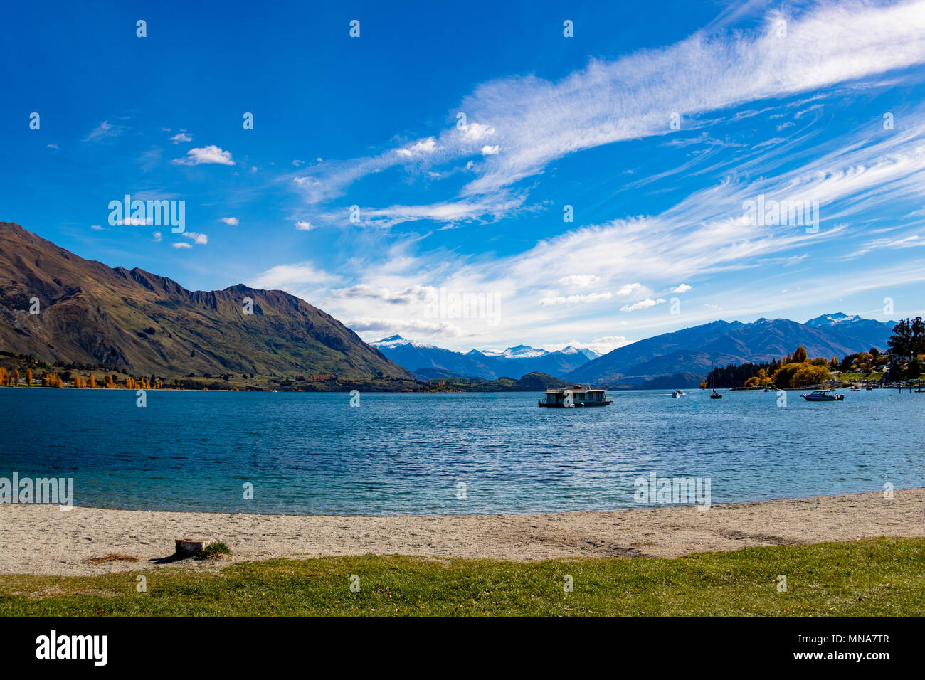 Lake Wanaka in autumn Stock Photo - Alamy