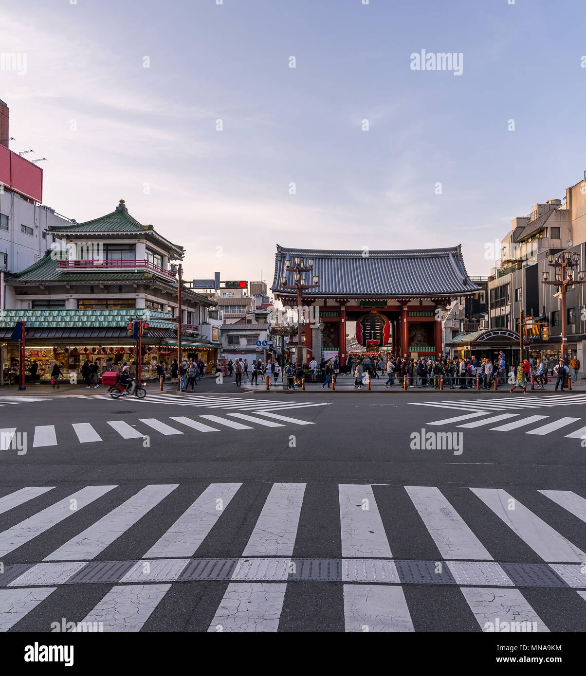 The beautiful Kaminarimon gate in the Asakusa district of Tokyo, Japan ...