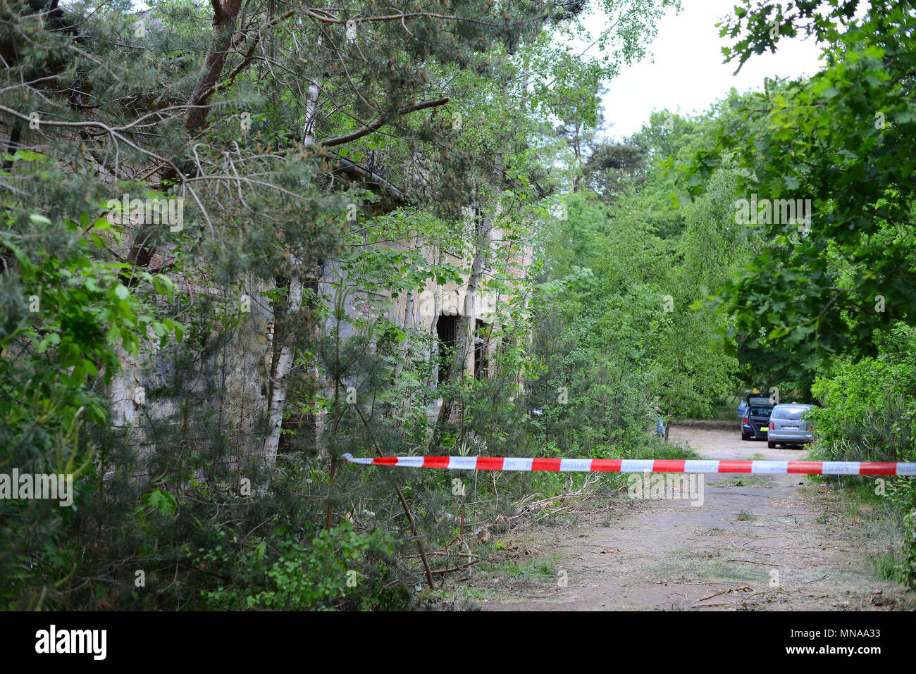 14 May 2018, Germany, Koenigsbrueck: Police officers guarding the crime ...