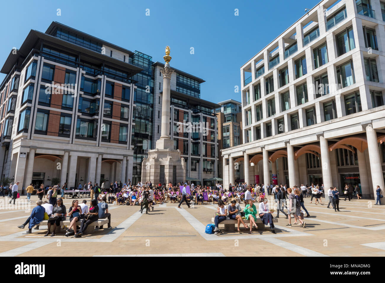 London, UK. 15th May, 2018. The beautiful May sunshine continues and ...