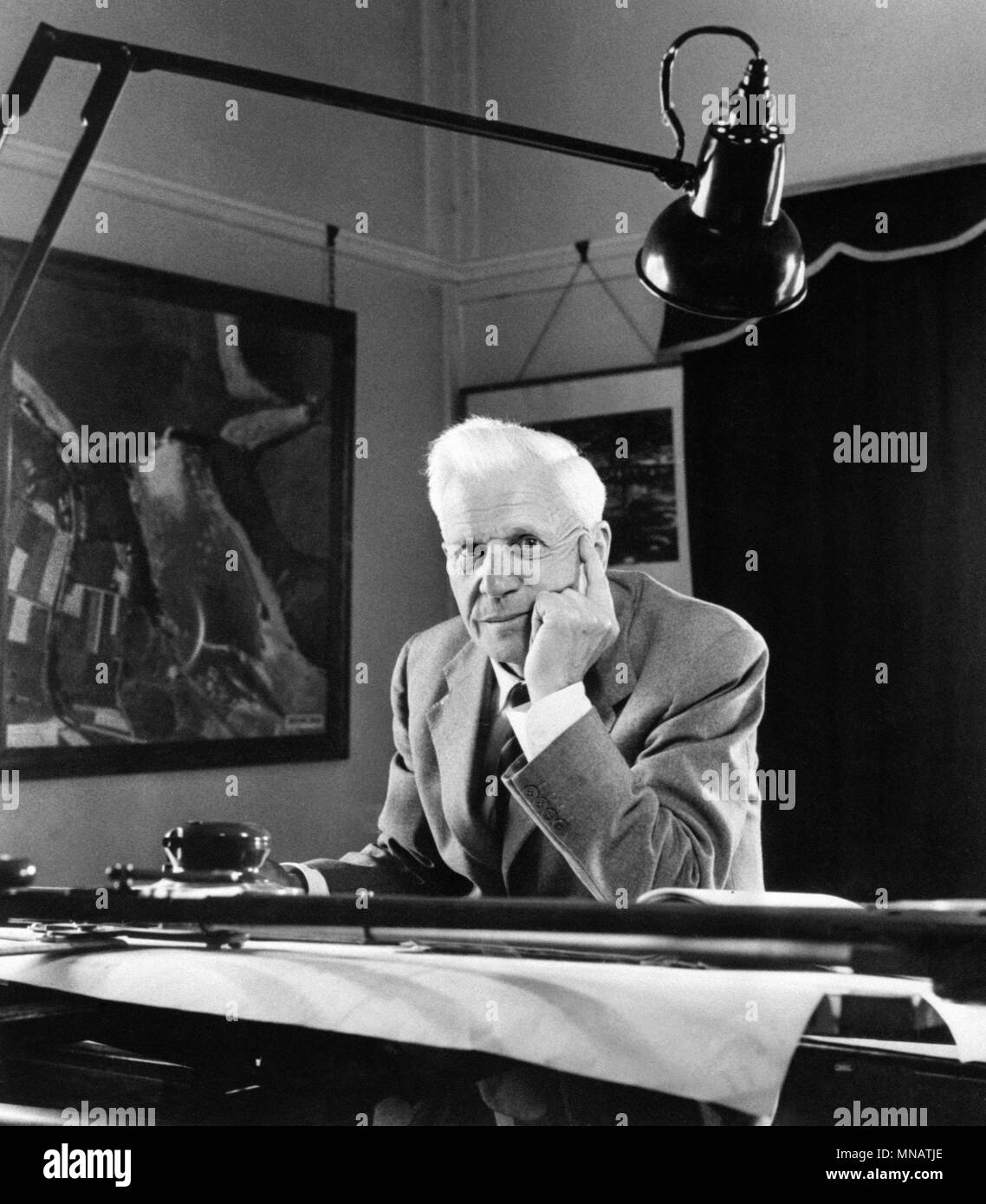 Barnes wallis hi-res stock photography and images - Alamy