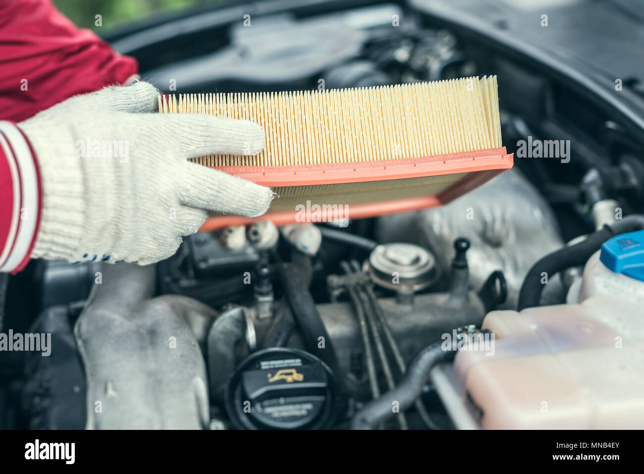 The auto mechanic replaces the car's air filter Stock Photo - Alamy