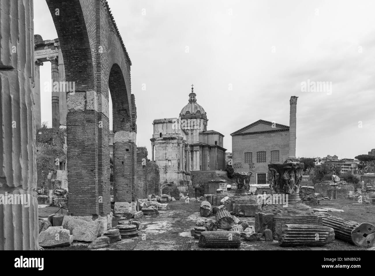 Black and white picture of the Arch of Titus and buildings from Roman ...