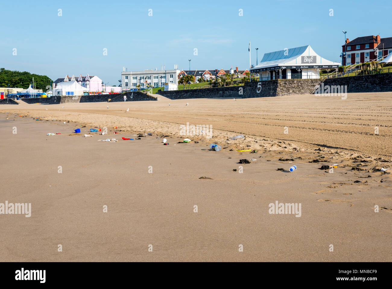 Litter on beach hi-res stock photography and images - Alamy