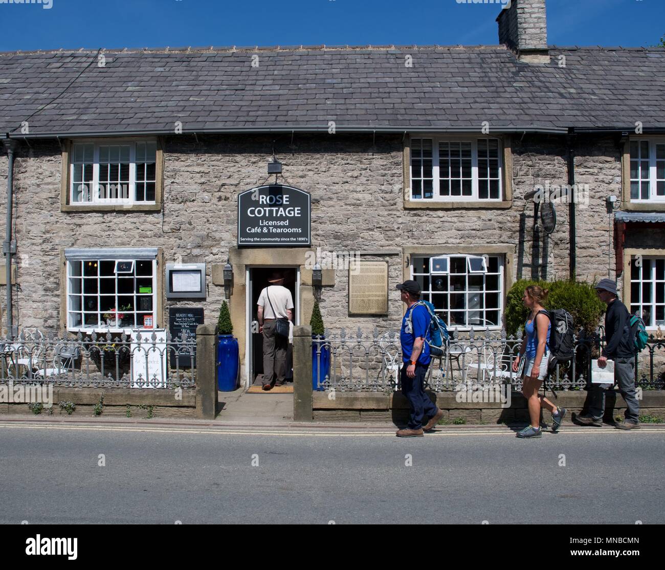 Rose Cottage, a tea-room in Castleton, Derbyshire Stock Photo - Alamy