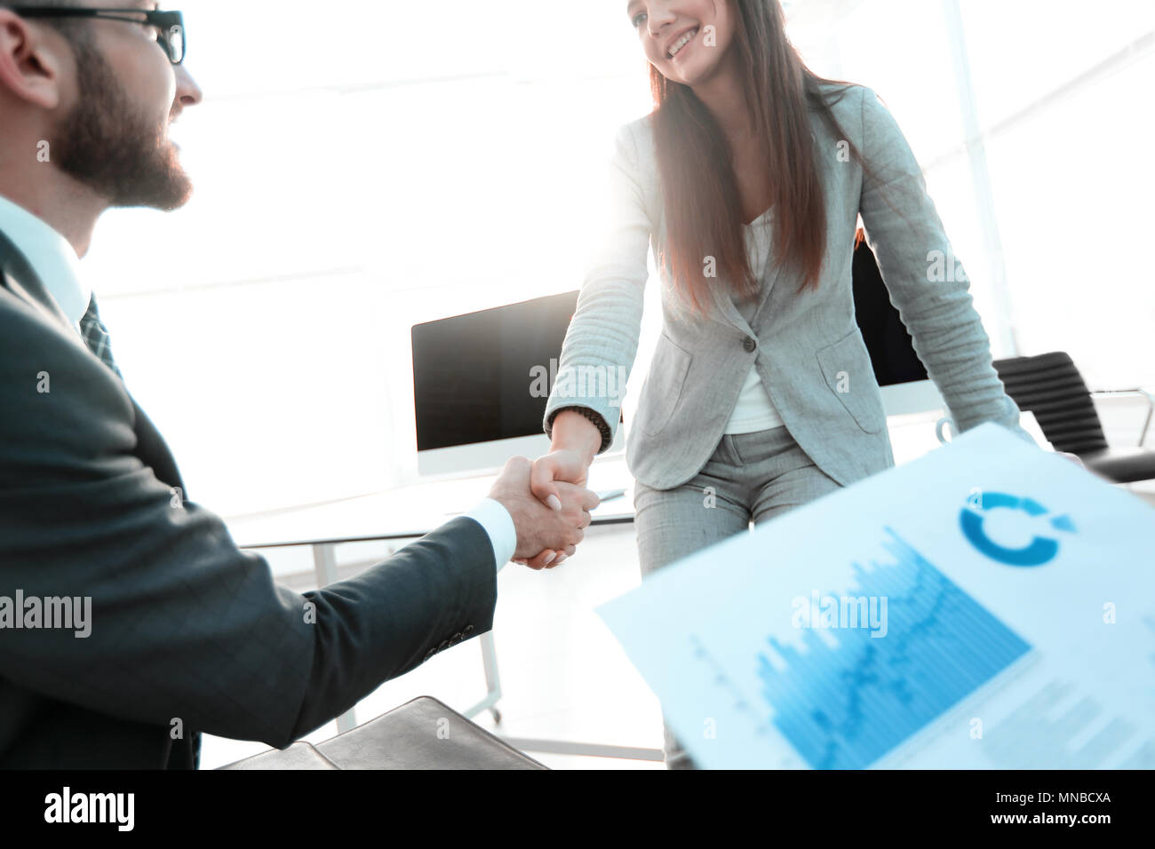 welcome and handshake of business people Stock Photo - Alamy