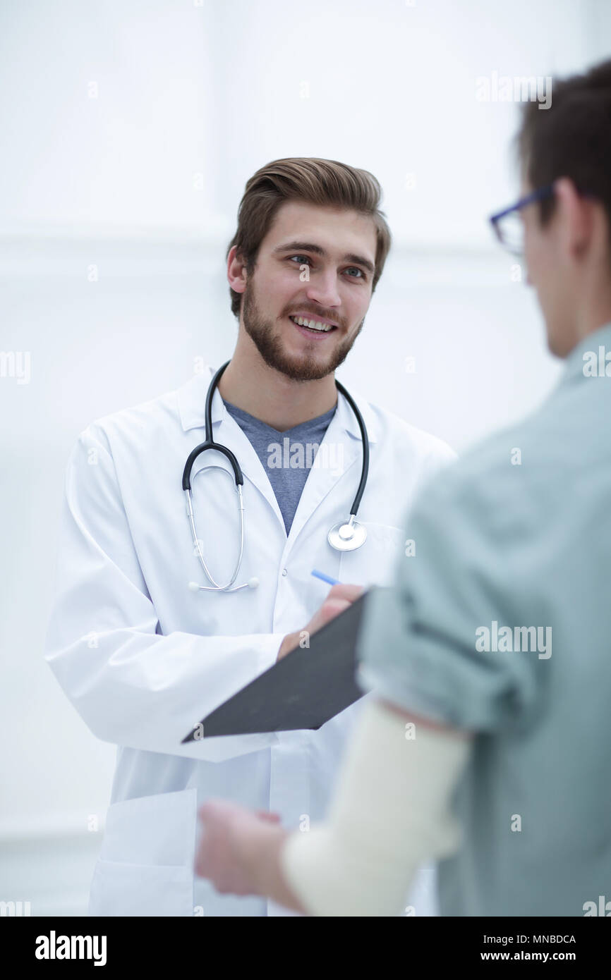 podiatrist writing a prescription to her patient Stock Photo - Alamy
