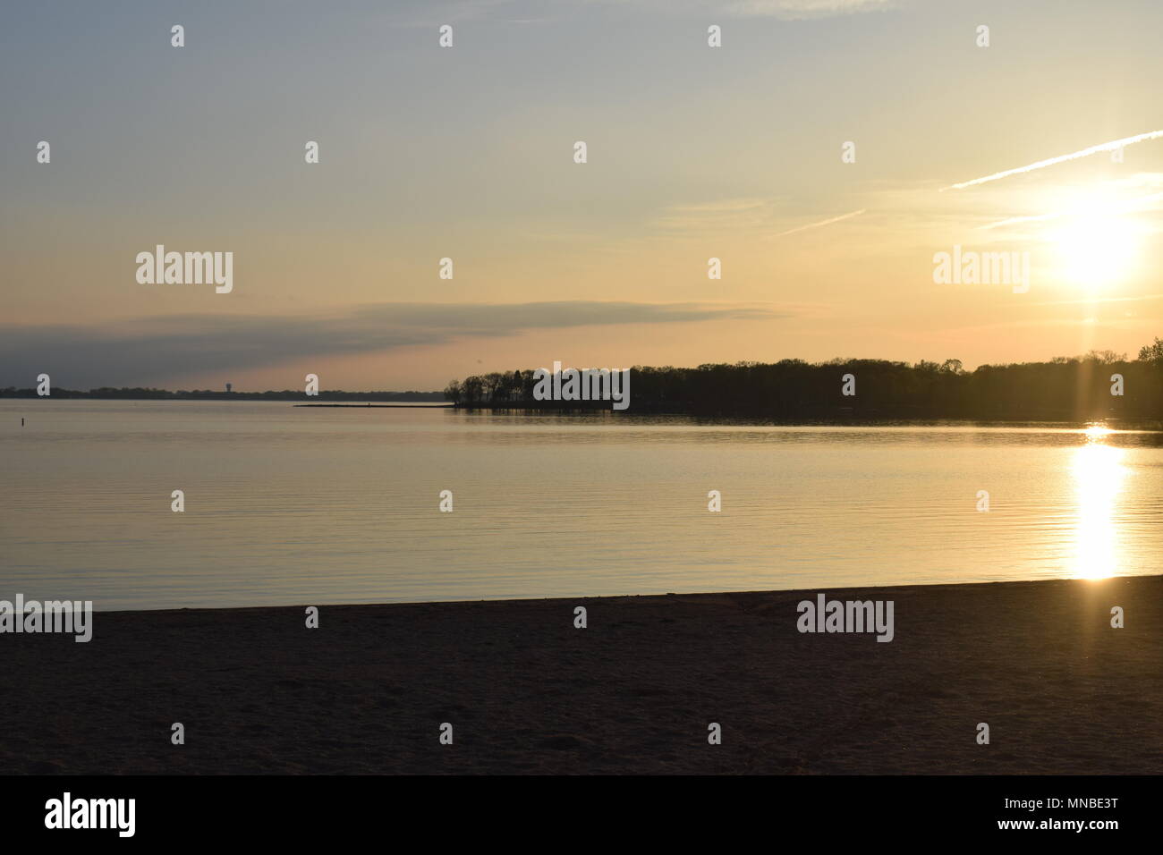 Sun reflect off lake hi-res stock photography and images - Alamy