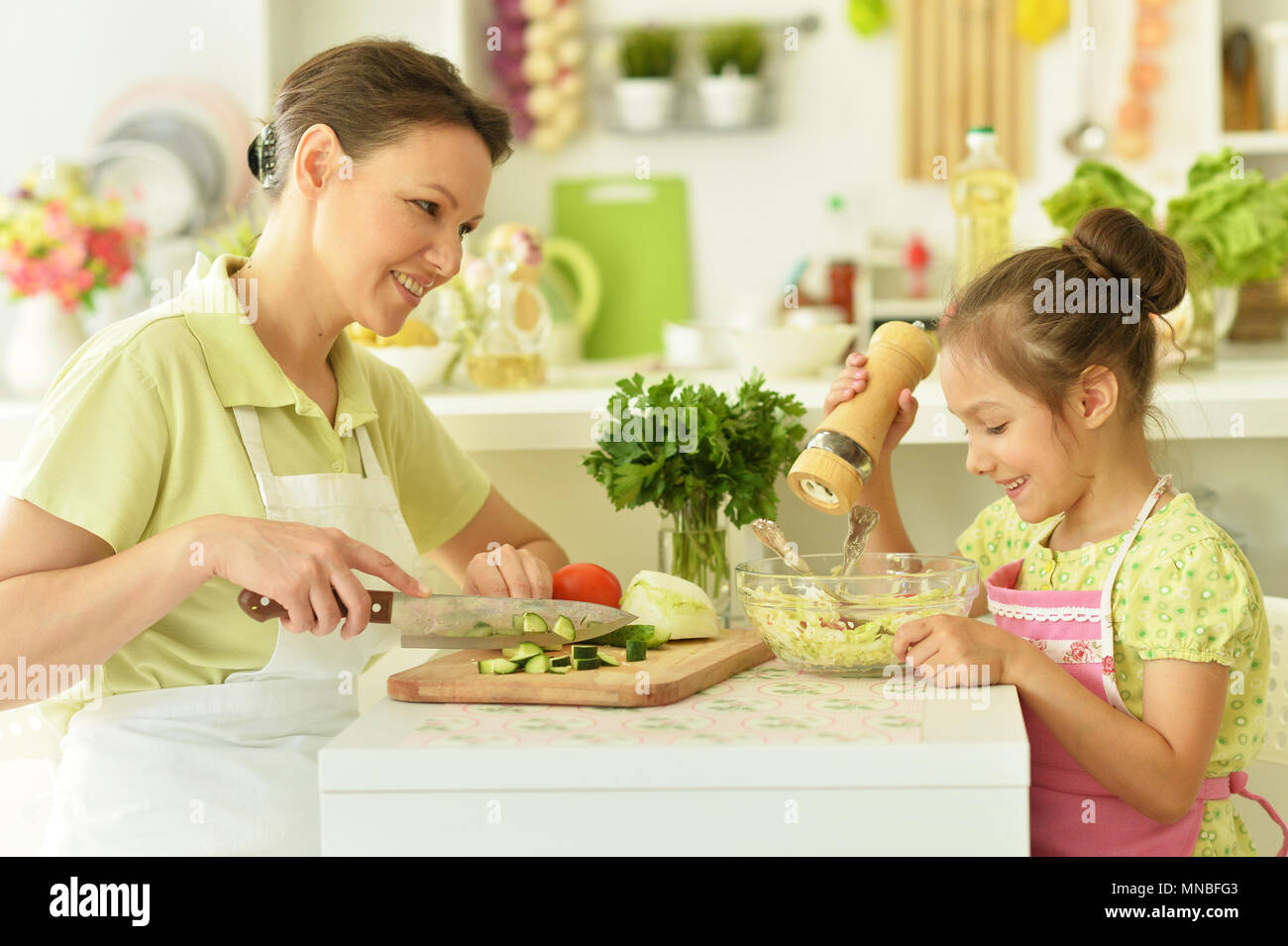 mom teaches daughter to cook Stock Photo - Alamy