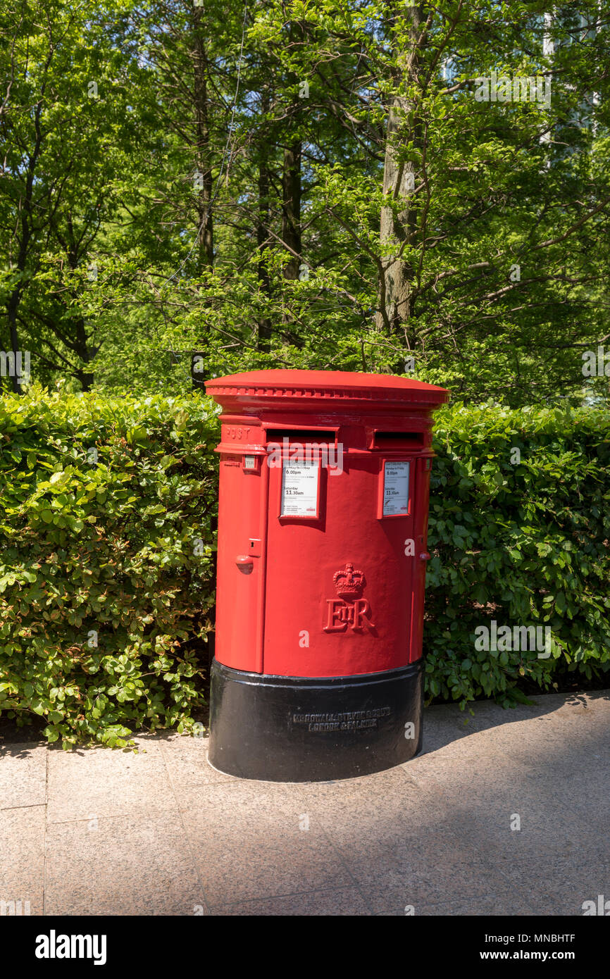 Red english post box hi-res stock photography and images - Alamy