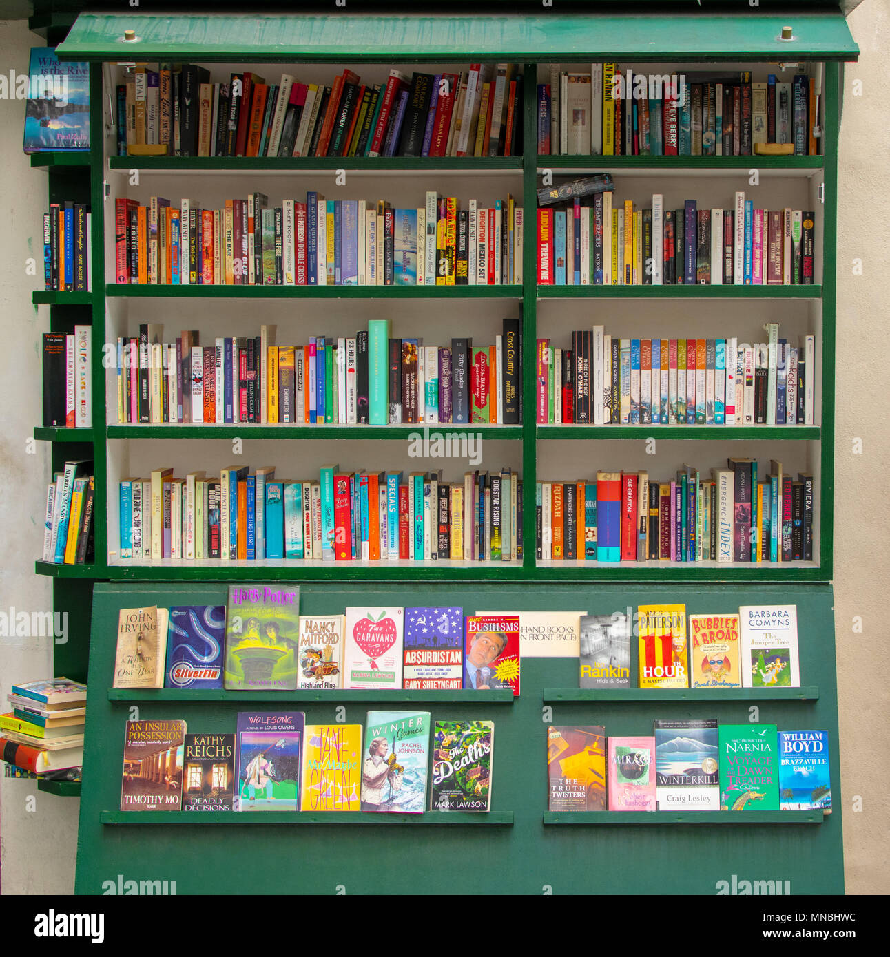 Green shelf hi-res stock photography and images - Alamy