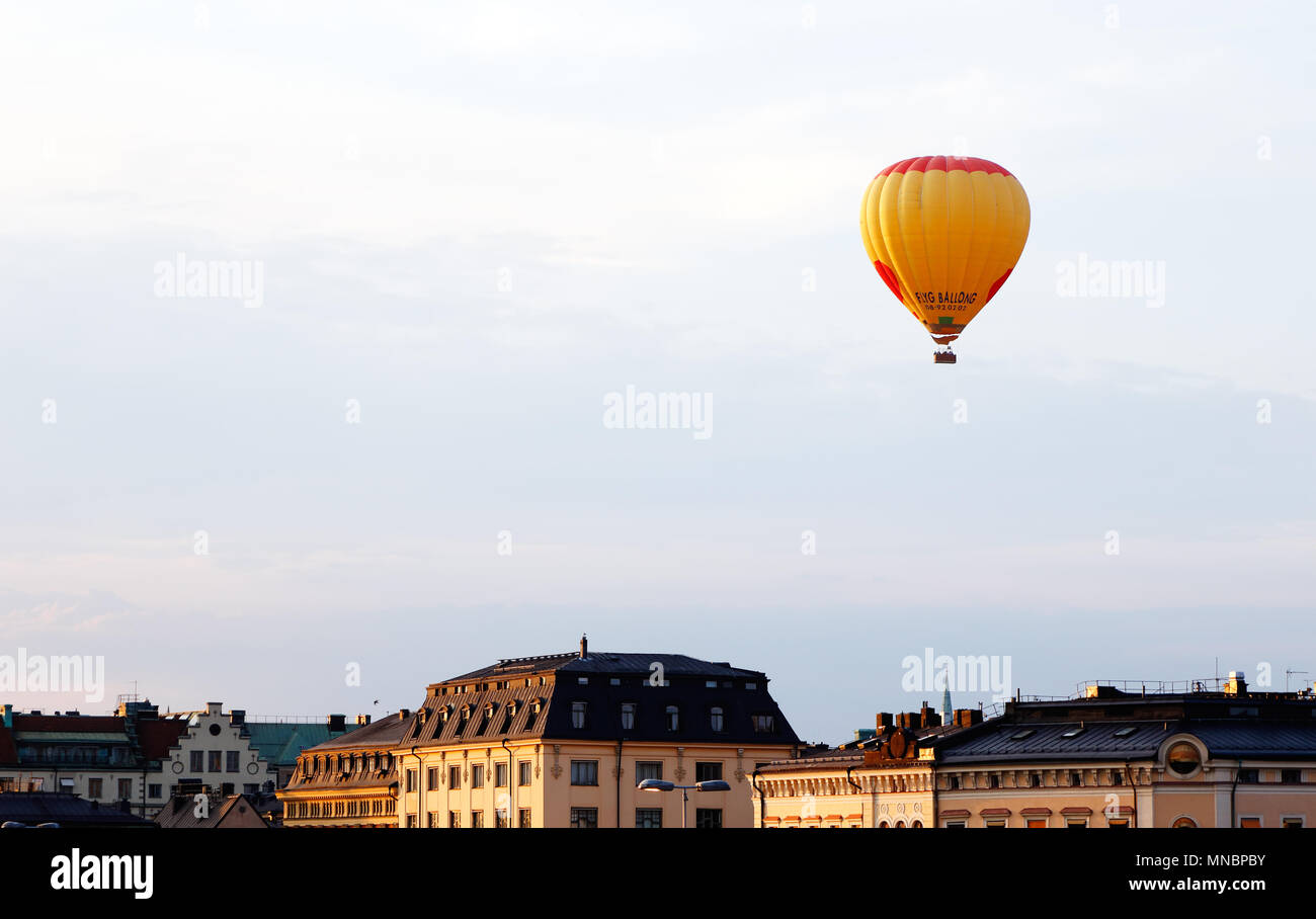 Yellow hot air balloon hi-res stock photography and images - Alamy