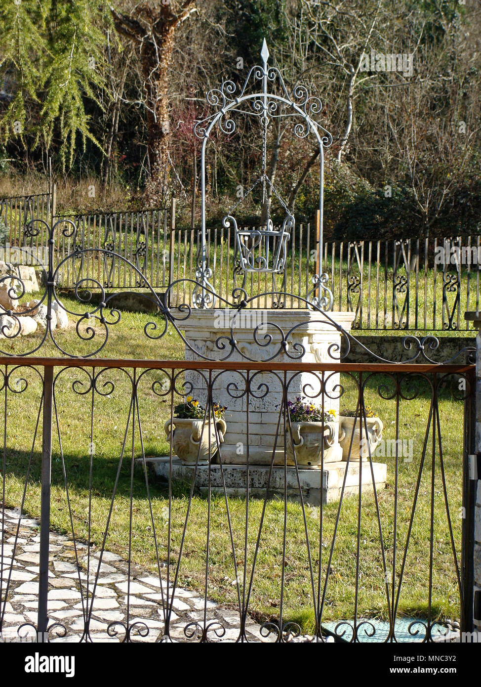Home various flowers in pots. Design Italian courtyards around the ...