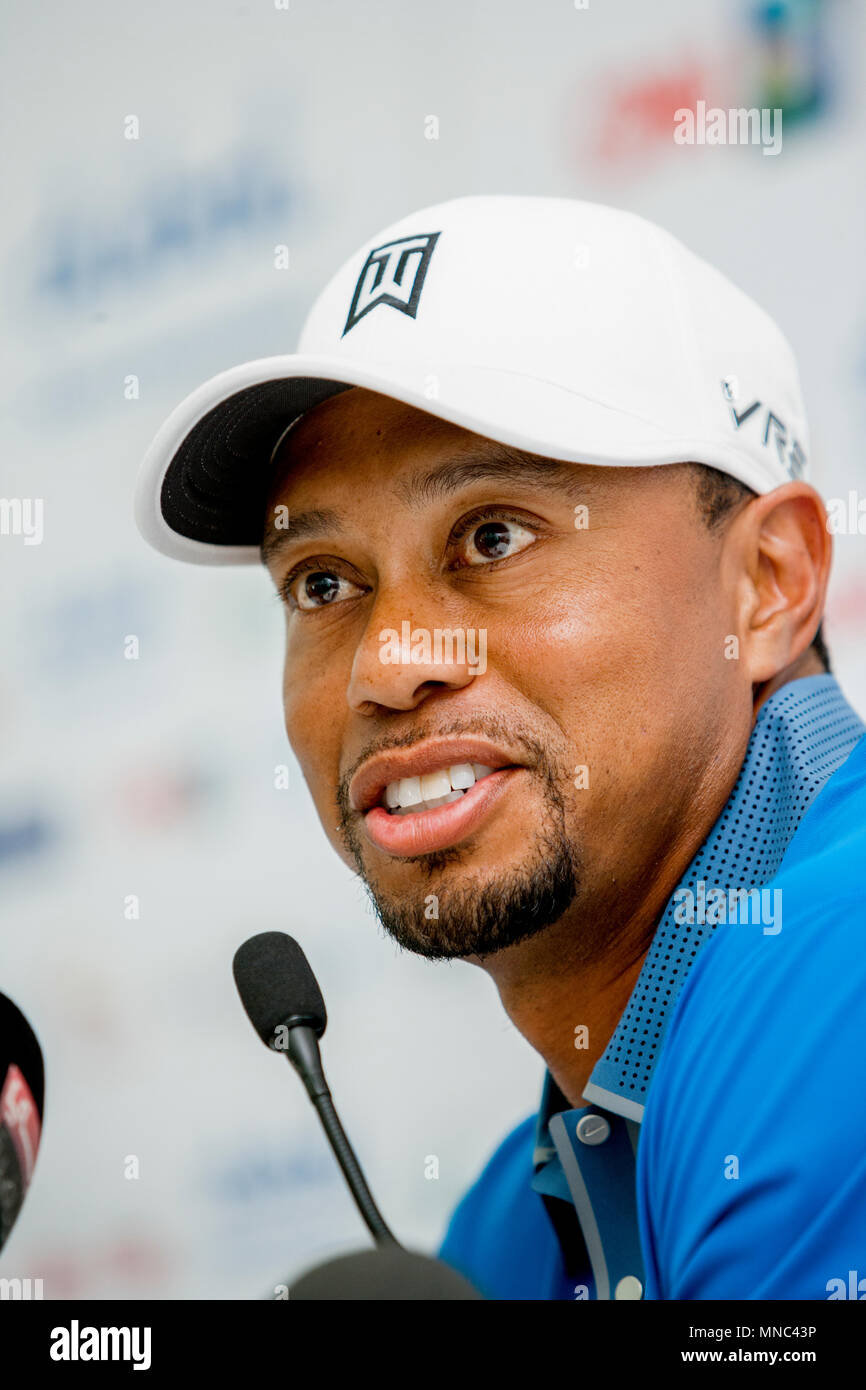 Tiger woods speaking press conference hi-res stock photography and ...