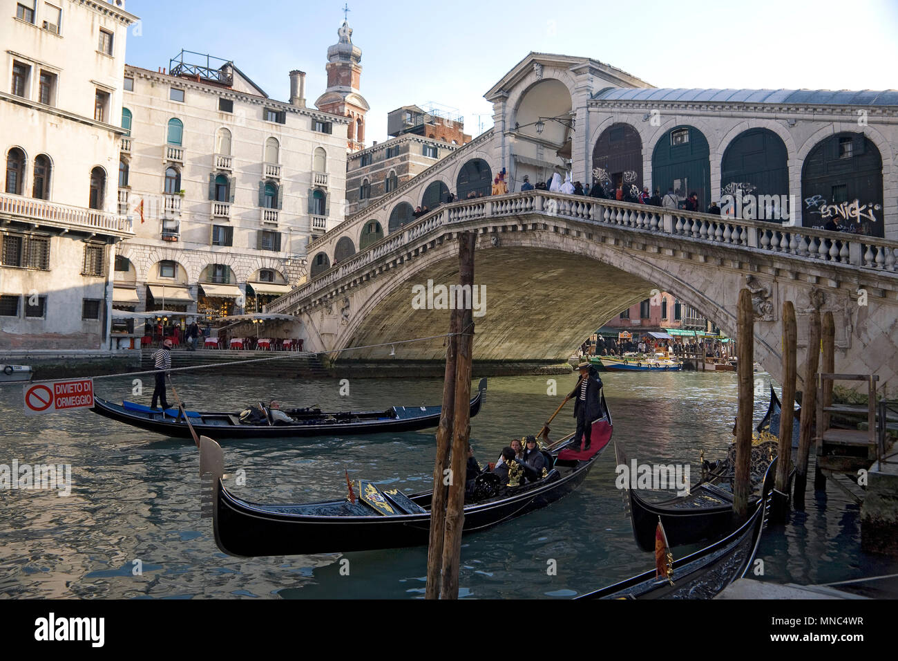 Ponte di Rialto, Venice, Italy: iconic view of the Grand Canal and ...