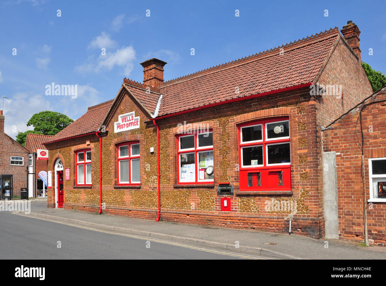 Traditional english village post office hi-res stock photography and ...