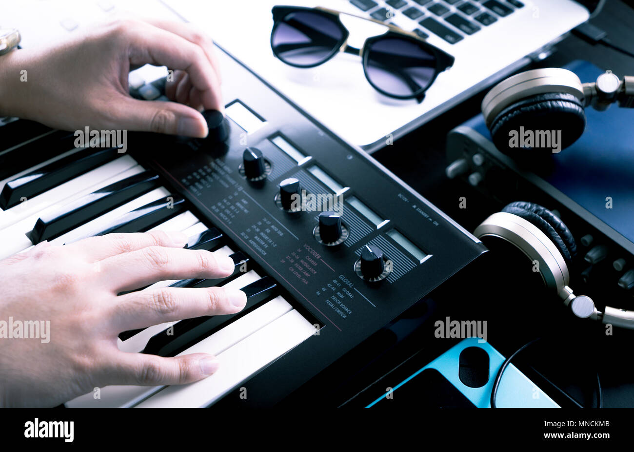 Synthesizer keyboard hi-res stock photography and images - Alamy