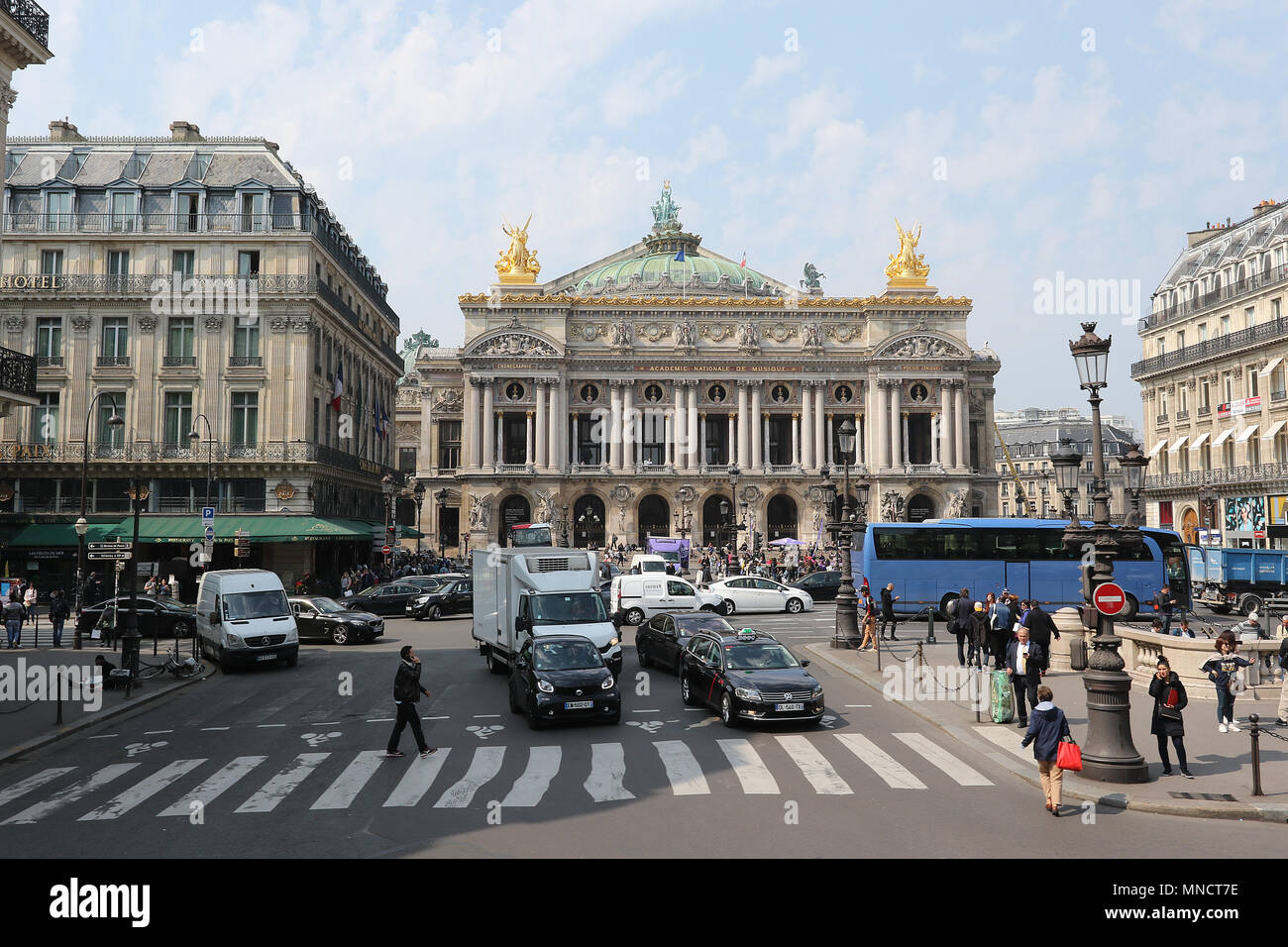 Nationale opera paris hi-res stock photography and images - Alamy