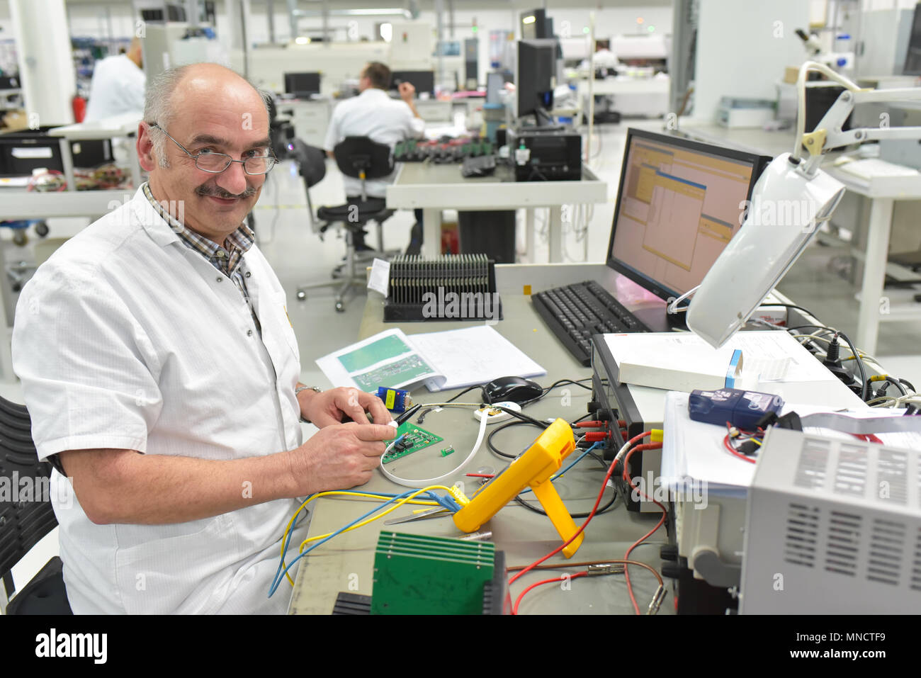 Older employees at work hi-res stock photography and images - Alamy