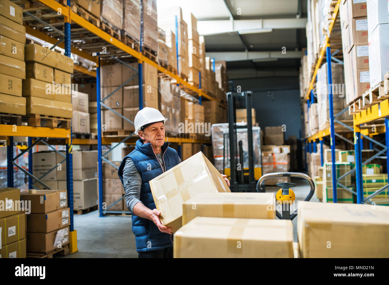 Man unloading boxes warehouse hi-res stock photography and images - Alamy