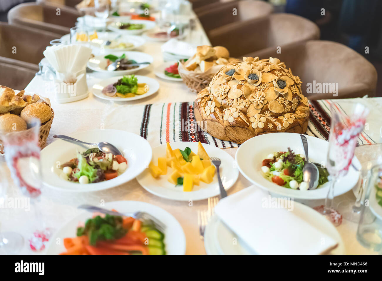 The loaf on the festive table. Traditional Ukrainian wedding Stock ...
