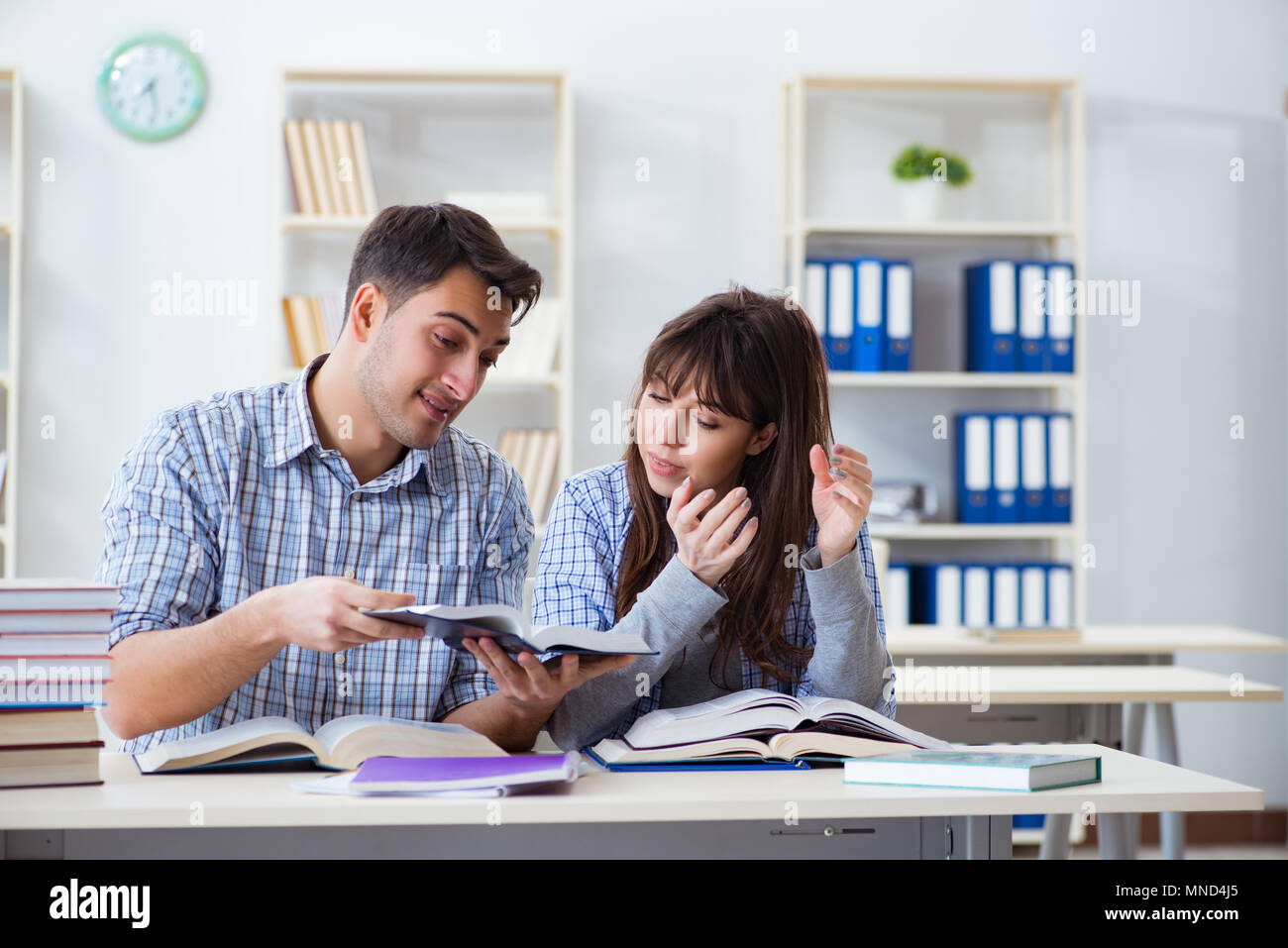 Two teen girl students arguing hi-res stock photography and images - Alamy