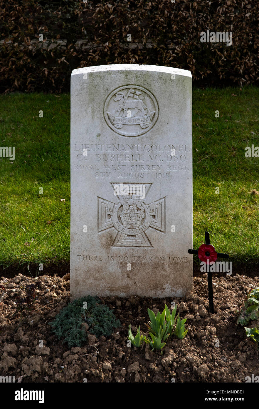 The Grave of Lt-Col Christopher Bushell VC DSO in Querrieu CWGC ...