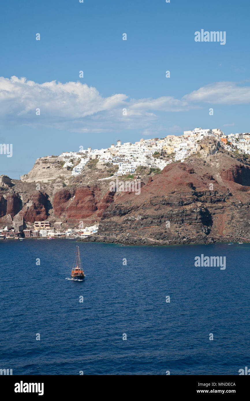 White boat red flowers hi-res stock photography and images - Alamy