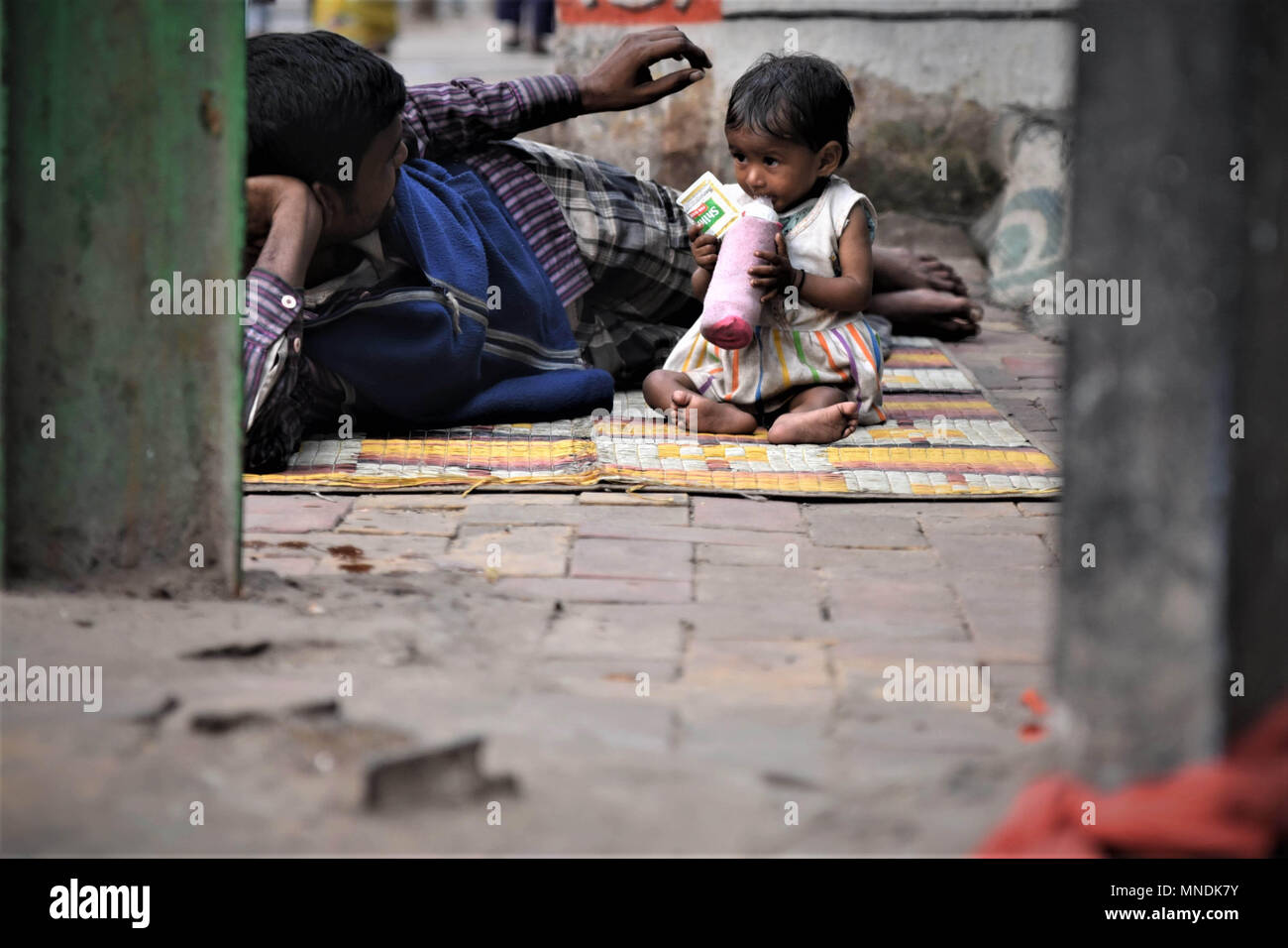 Street kolkata homeless calcutta poverty hi-res stock photography and ...