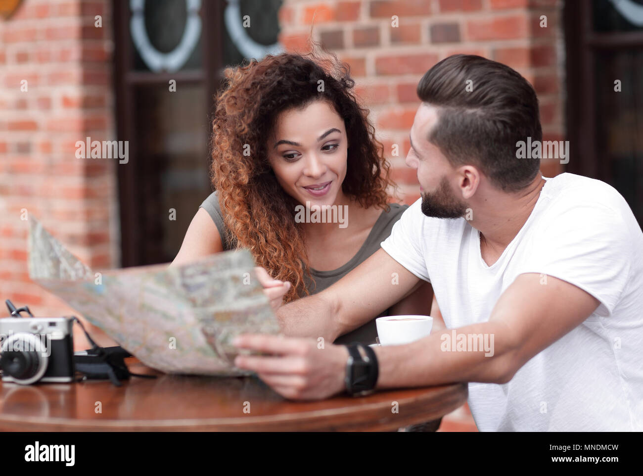 A picture of tourists looking at map in a cafe Stock Photo - Alamy