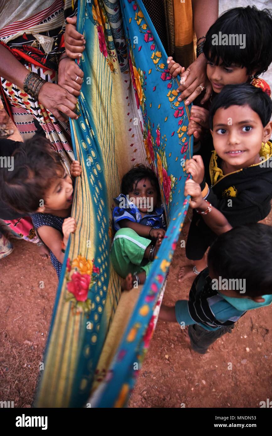 Mothe and child street hi-res stock photography and images - Alamy