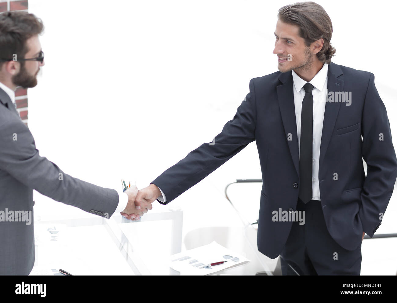 welcome and handshake of business partners Stock Photo - Alamy