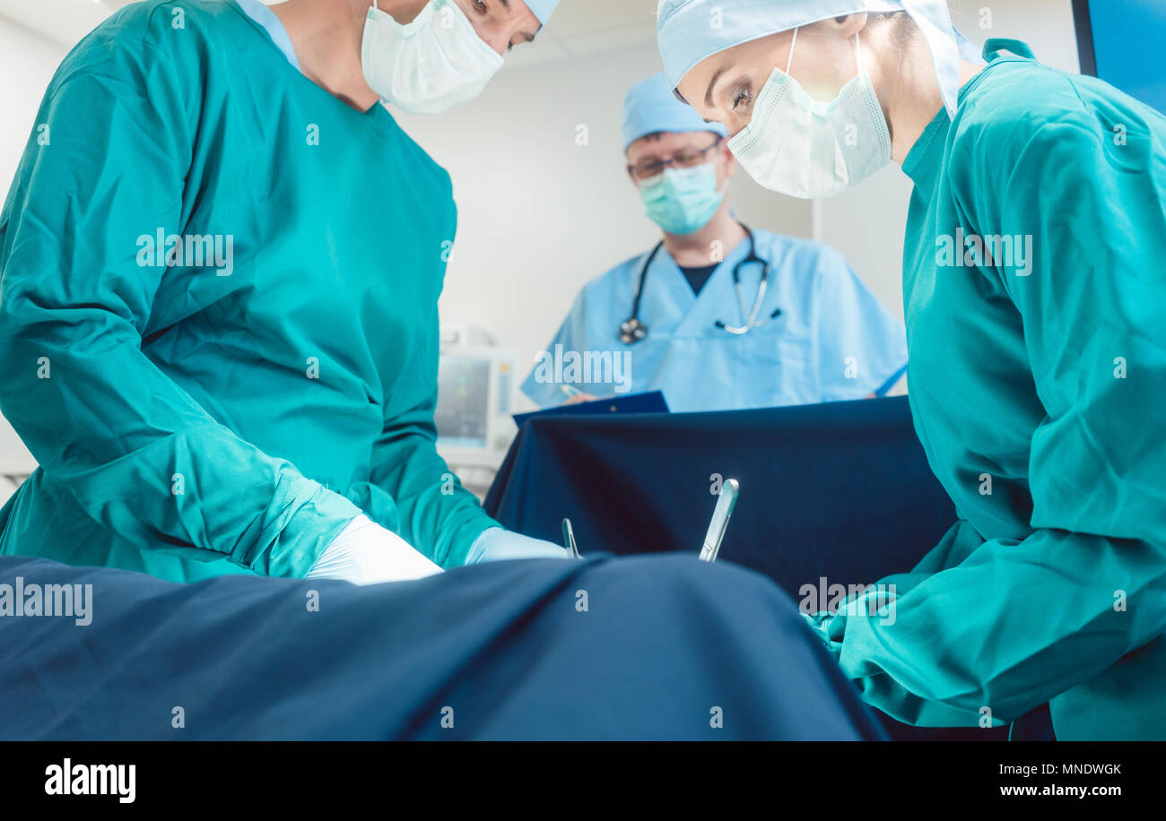 Operation surgeon hi-res stock photography and images - Alamy
